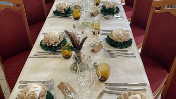 Pequenos-almoços, almoços, jantares servidos, cozinha francesa