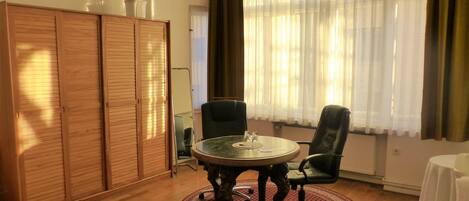 Quarto Duplo ou Twin, casa de banho partilhada | Edredões de penas, com mobília individualizada, ferro/tábua de engomar