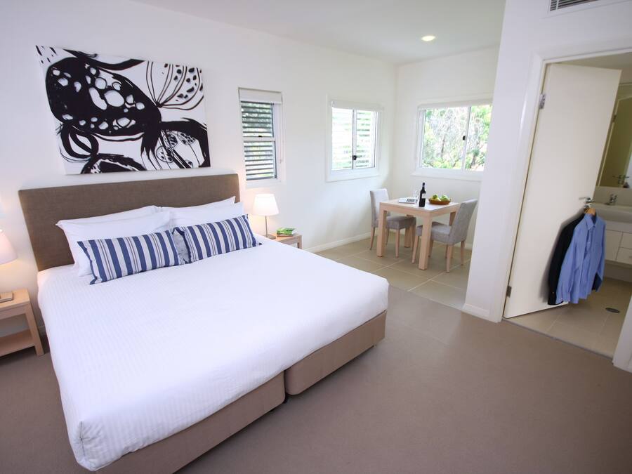 Apartamento, 2 quartos | Roupa de alta qualidade, camas de colchão Select Comfort, secretária