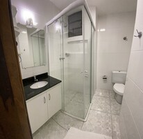 Chuveiro, secador de cabelo, toalhas de banho 