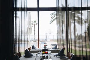 Café da manhã, almoço e jantar; culinária mediterrânea 