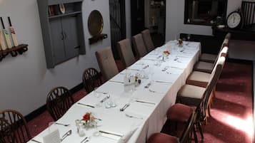 Pequenos-almoços e jantares servidos, incluindo cozinha local