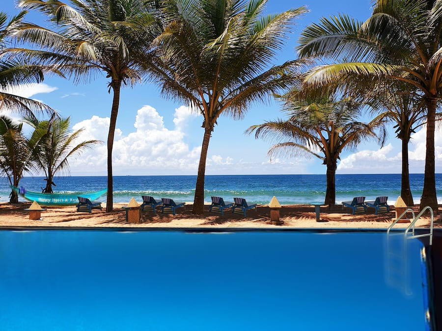 Piscina externa, espreguiçadeiras