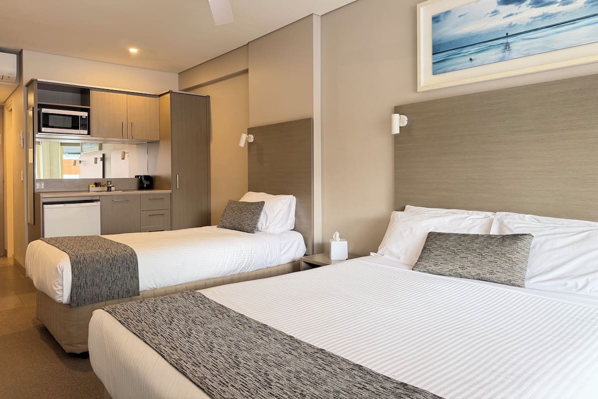 Quarto Triplo, vista para o mar | Roupa de alta qualidade, cofre no quarto, com mobília individualizada