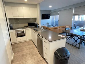 Apartamento clássico | Cozinha privada | Geladeira, micro-ondas, cooktop, lava-louças