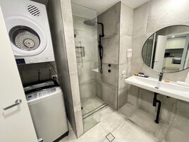 Apartamento Clássico | Casa de banho | Um polibã, artigos de higiene pessoal grátis, um secador de cabelo 