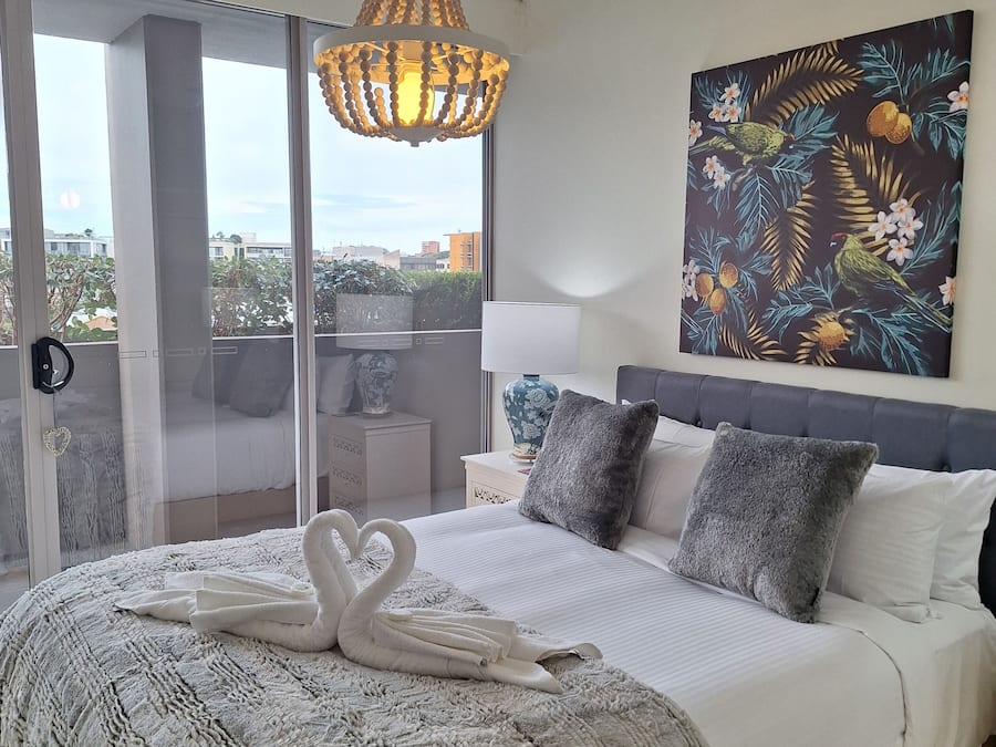 Apartamento com design assinado, 2 quartos, sacada | 1 quarto, frigobar, cofres nos quartos, individualmente mobiliados