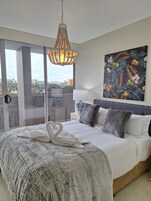 Apartamento com design assinado, 2 quartos, sacada | 1 quarto, frigobar, cofres nos quartos, individualmente mobiliados
