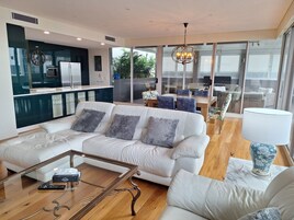 Apartamento com design assinado, 2 quartos, sacada | Área de estar | TV LCD, DVD player