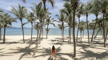 Praia particular, barracas de praia de cortesia, espreguiçadeiras