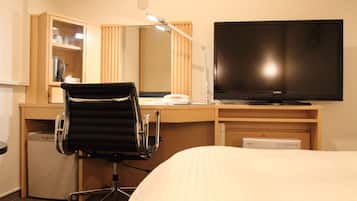 Escrivaninha, cortinas blackout, ferros/tábuas de passar roupa