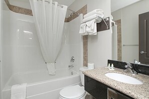 Quarto Deluxe, 2 camas queen-size | Casa de banho | Uma combinação polibã/banheira, um chuveiro fixo 