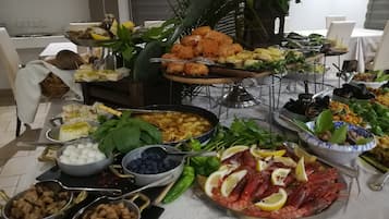 Pequenos-almoços servidos, cozinha italiana, com vista para a piscina