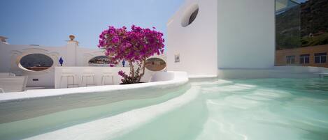 Piscina externa, espreguiçadeiras