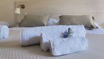 Quarto Triplo Clássico, vista para o jardim | Secretária, Wi-fi grátis, roupa de cama fornecida