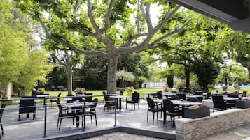 Almoços, jantares servidos, cozinha local, com vista para a piscina
