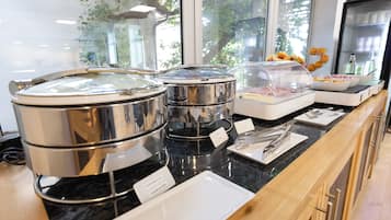 Pequeno-almoço tipo buffet diário (14 EUR por pessoa)