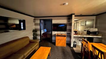 Suite-Estúdio de Luxo, 1 cama king-size, não fumadores, banheira de hidromassagem | Sala de estar | Televisor LED de 40 polegadas com canais por cabo, televisor
