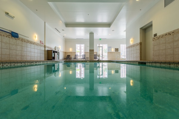 Piscina interior, da(s) 6:00 à(s) 22:00, espreguiçadeiras