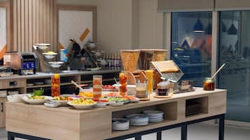 Café da manhã com buffet grátis todos os dias