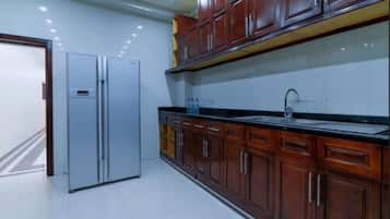 Suíte família | Cozinha privada | Geladeira, cafeteira/chaleira, chaleira elétrica