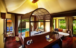 Pool Villa Garden View | Roupas de cama de algodão egípcio, roupas de cama premium, frigobar