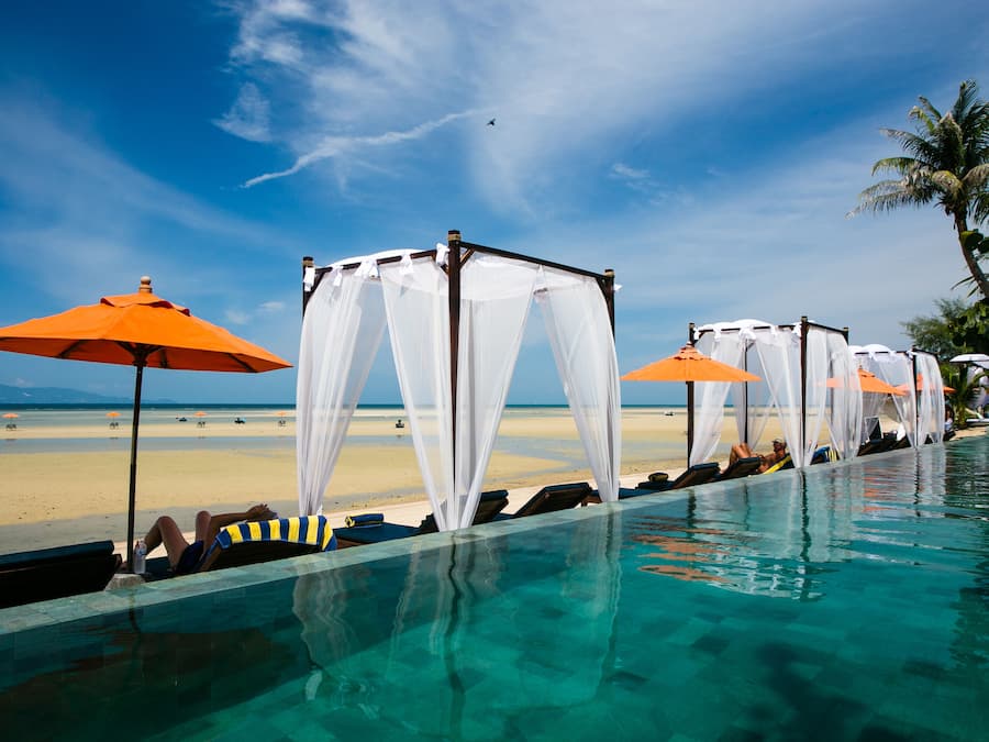 Piscina exterior, guarda-sóis, espreguiçadeiras