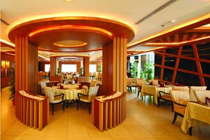 2 restaurantes, culinária internacional