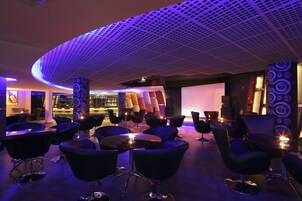 Este bar no lobby do hotel 