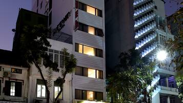 Fachada do alojamento (tarde/noite)