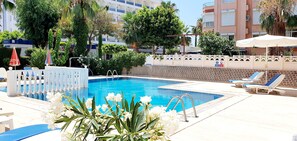 Piscina externa sazonal, funciona das 9h às 20h, guarda-sóis