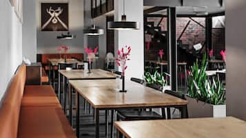 Pequenos-almoços servidos, com espaço para refeições ao ar livre