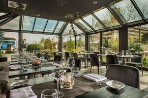 Pequenos-almoços servidos, com espaço para refeições ao ar livre 