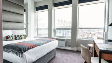 Standard Room, 1 King Bed, Stadium View | Camas de colchão pillowtop, cofre com capacidade para portátil