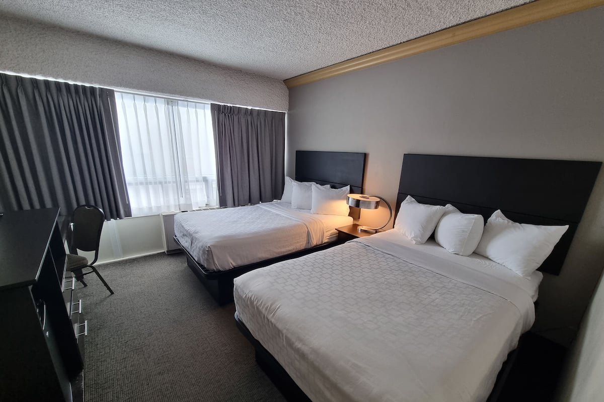 Quarto, 2 camas de casal, não fumadores | Secretária, ferro/tábua de engomar, berços/camas para crianças