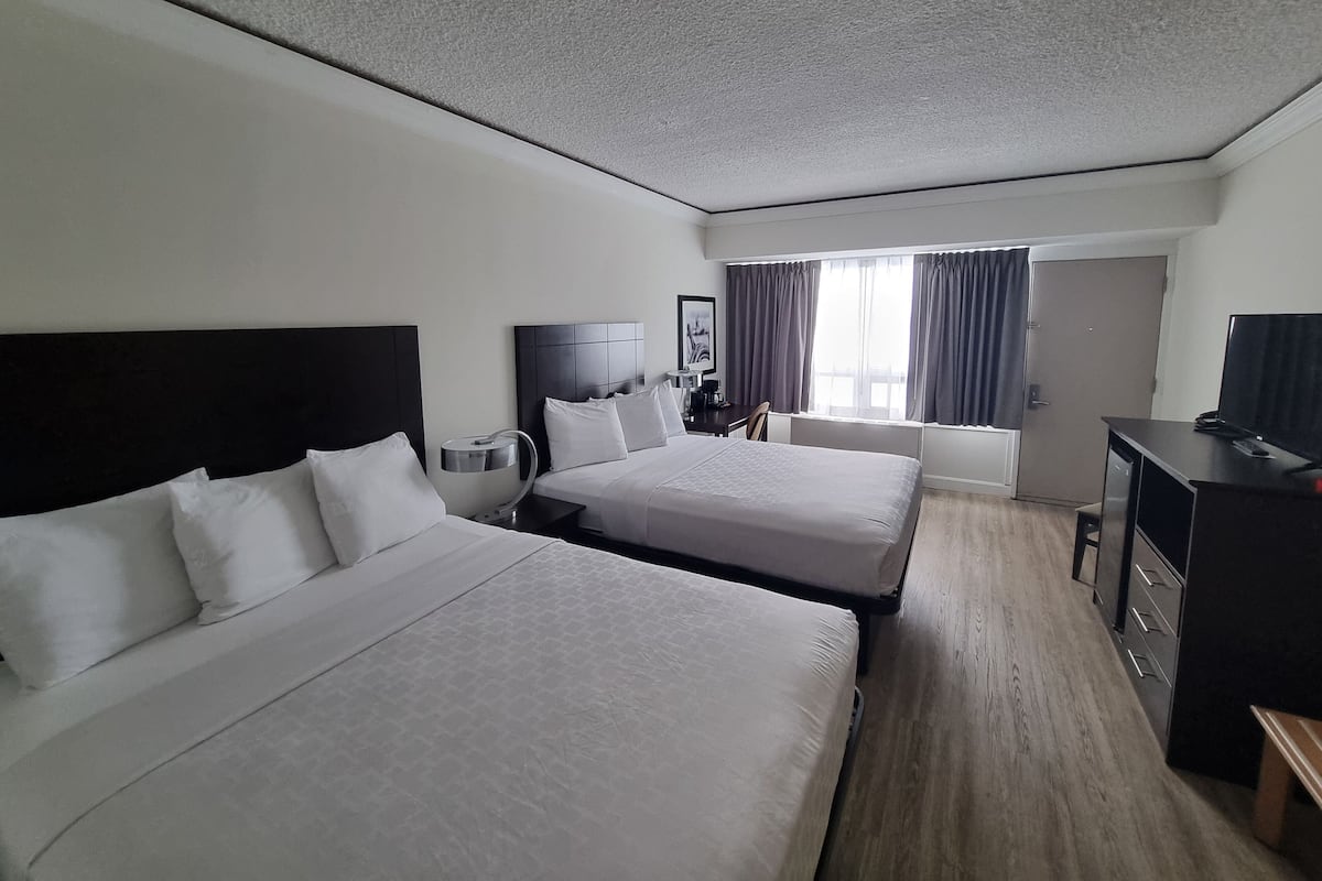 Quarto, 2 camas queen-size, não fumadores | Secretária, ferro/tábua de engomar, berços/camas para crianças