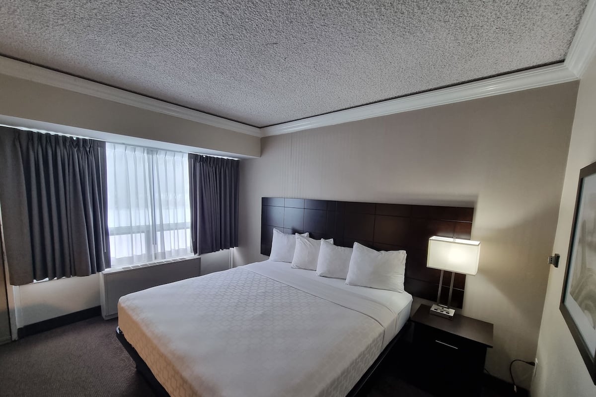 Quarto, 1 cama king-size, não fumadores | Secretária, ferro/tábua de engomar, berços/camas para crianças