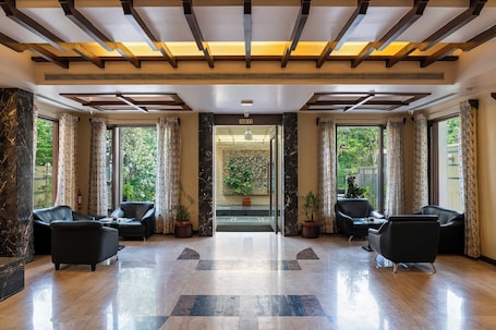 Área de estar no saguão. Amantra Comfort Hotel