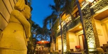 Fachada do alojamento (tarde/noite)