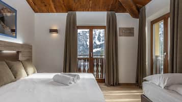 Quarto Triplo Superior | Minibar, cofre no quarto, secretária, cortinas/cortinados opacos