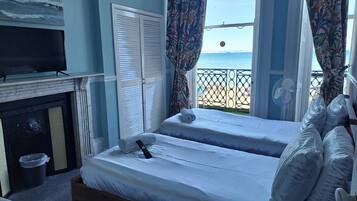 Quarto Twin Superior, casa de banho anexa, vista para o mar (Balcony-Room 19)