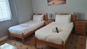 Quarto Twin Standard, casa de banho anexa (Room 12)