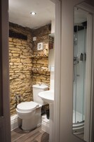 Quarto casal tradicional (Burford) | Banheiro | Produtos de toalete biodegradáveis, secador de cabelo, toalhas de banho