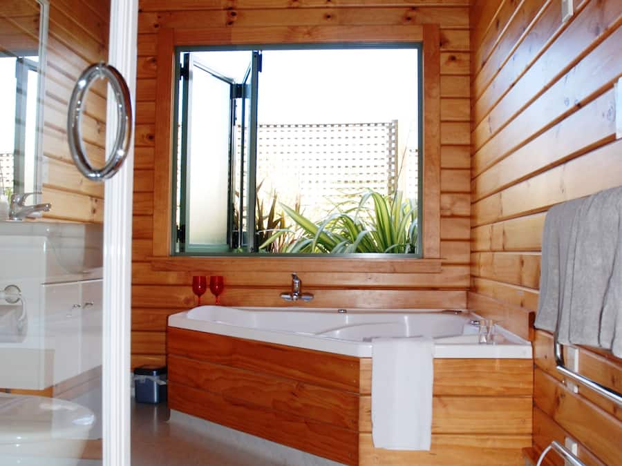 Chalé, 1 quarto (One Bedroom Spa Chalet (Queen)) | Casa de banho | Artigos de higiene pessoal grátis, um secador de cabelo