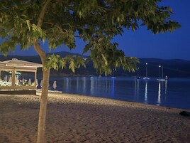 Perto da praia, espreguiçadeiras, guarda-sóis, toalhas de praia