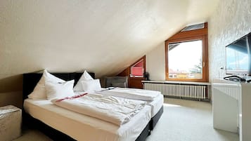 Apartamento Comfort, casa de banho privativa | Com decoração personalizada, com mobília individualizada, secretária