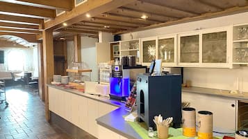 Café da manhã feito na hora todos os dias mediante uma taxa