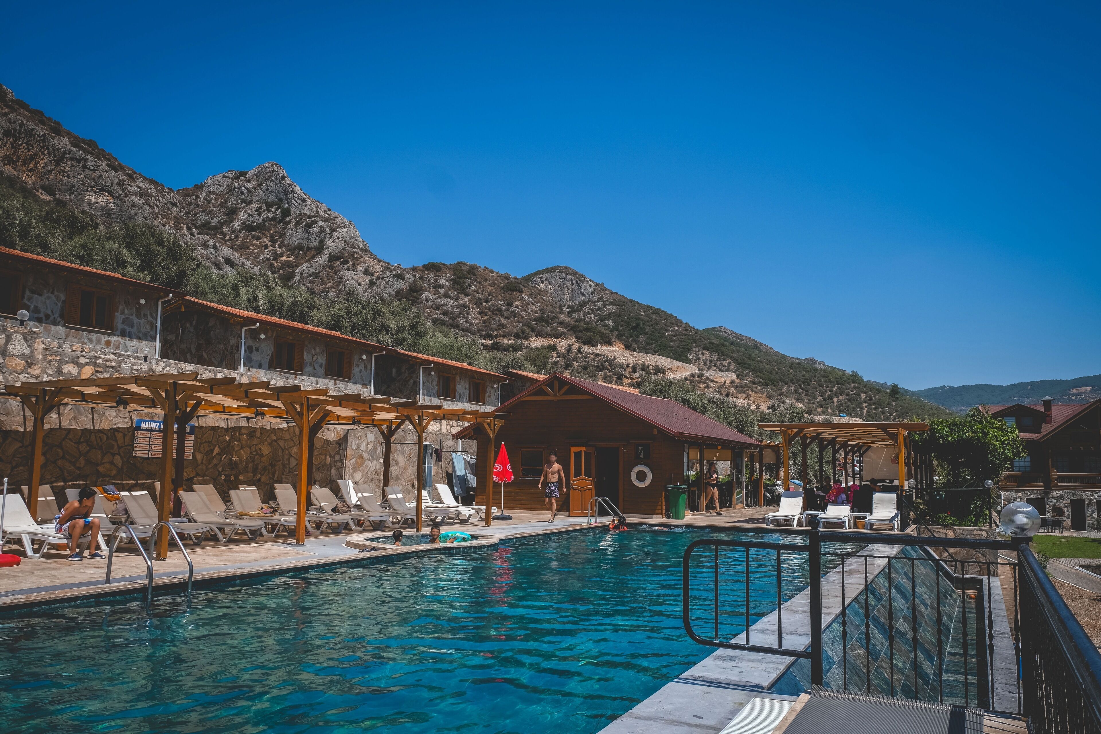 Piscina exterior sazonal, guarda-sóis, espreguiçadeiras 