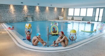 Piscina interna, espreguiçadeiras