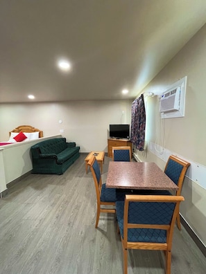 Quarto, 2 camas queen-size, não fumadores (Efficiency) | Refeições no quarto